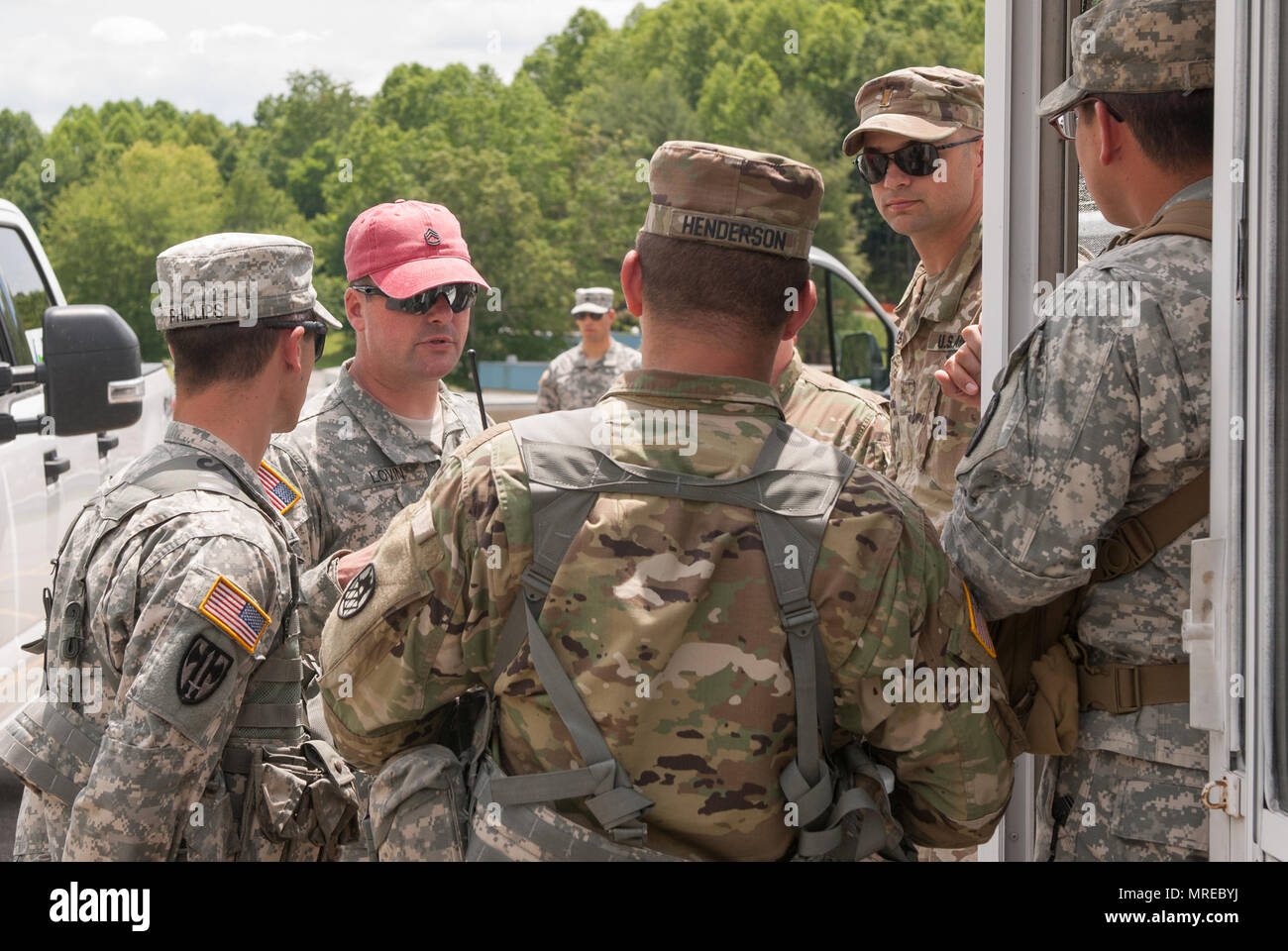 North Carolina Army National Guard soldiers from the 130th Maneuver ...