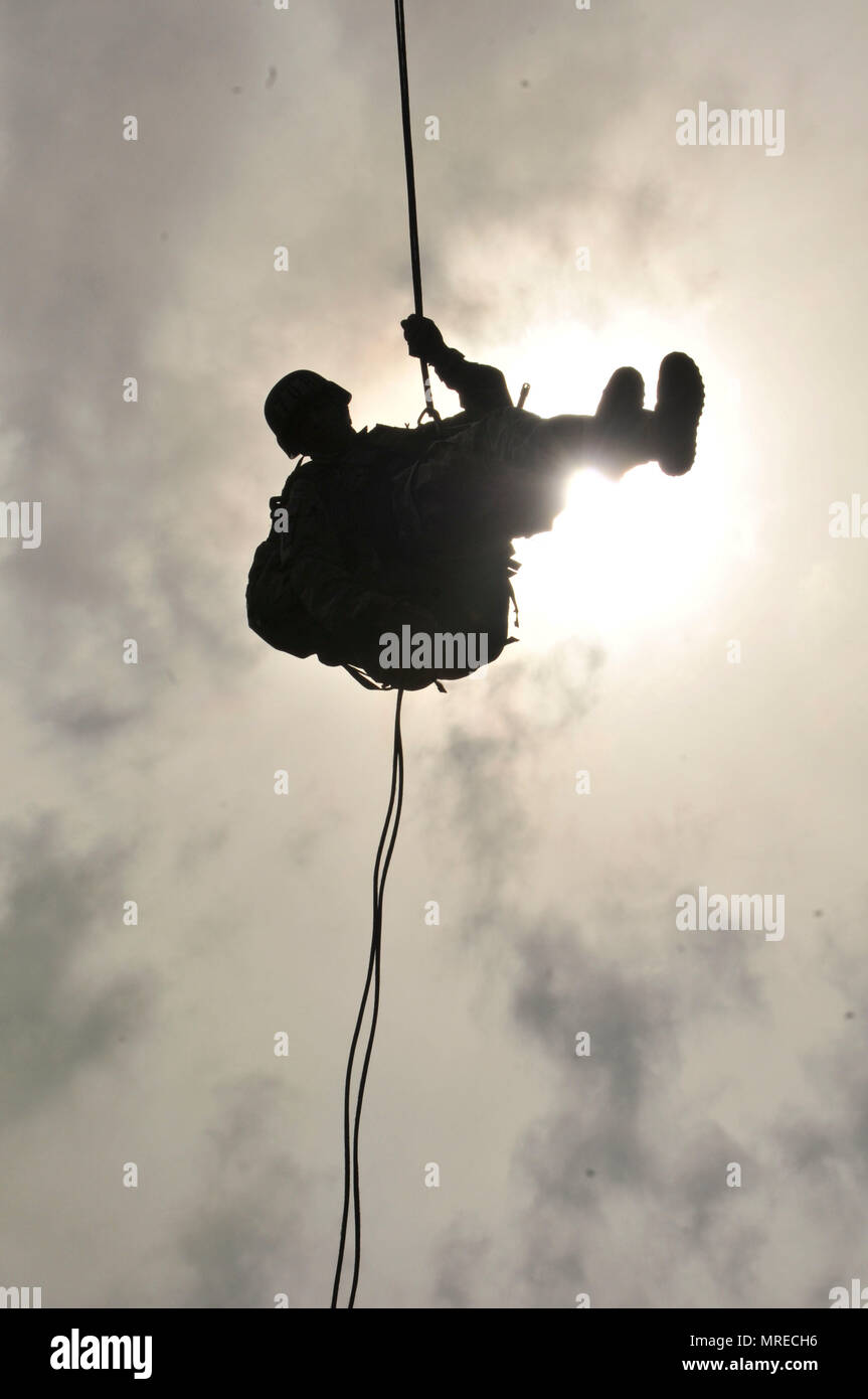 Rappelling and black hawk helicopter hi-res stock photography and ...