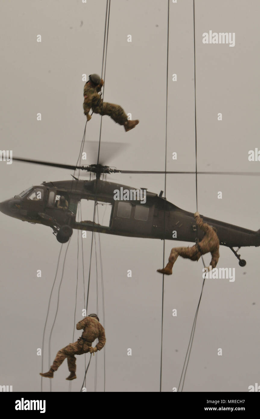 Rappelling and black hawk helicopter hi-res stock photography and ...