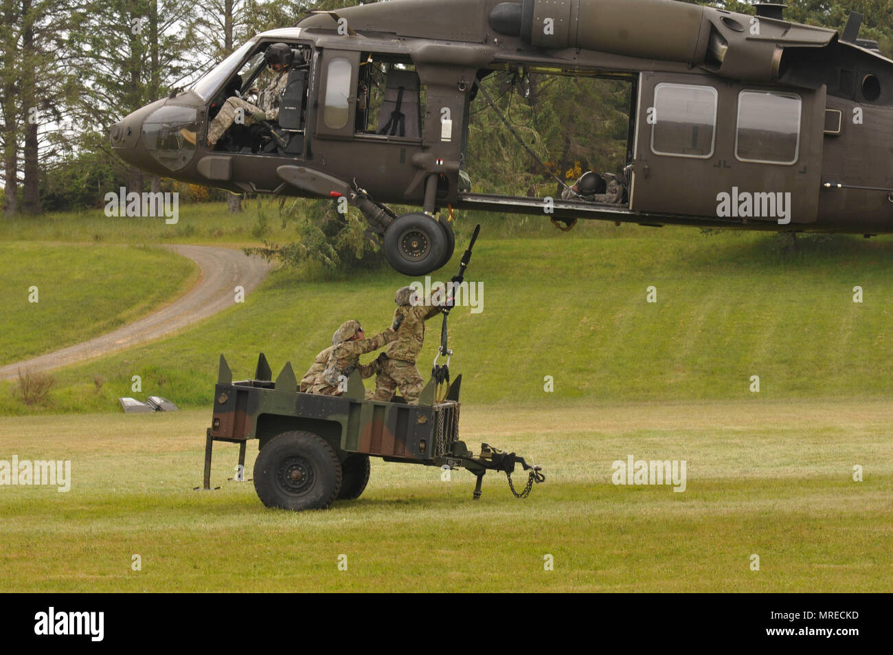 Pathfinder students hook up a sling load to a UH-60 Black Hawk ...