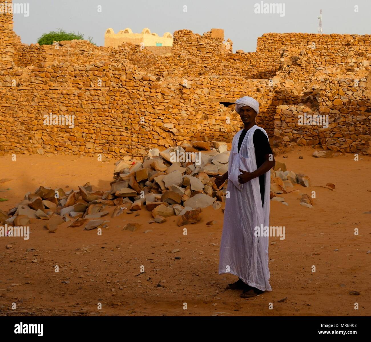 Portrait of mauritanian man in national costume boubou or derraa in ...