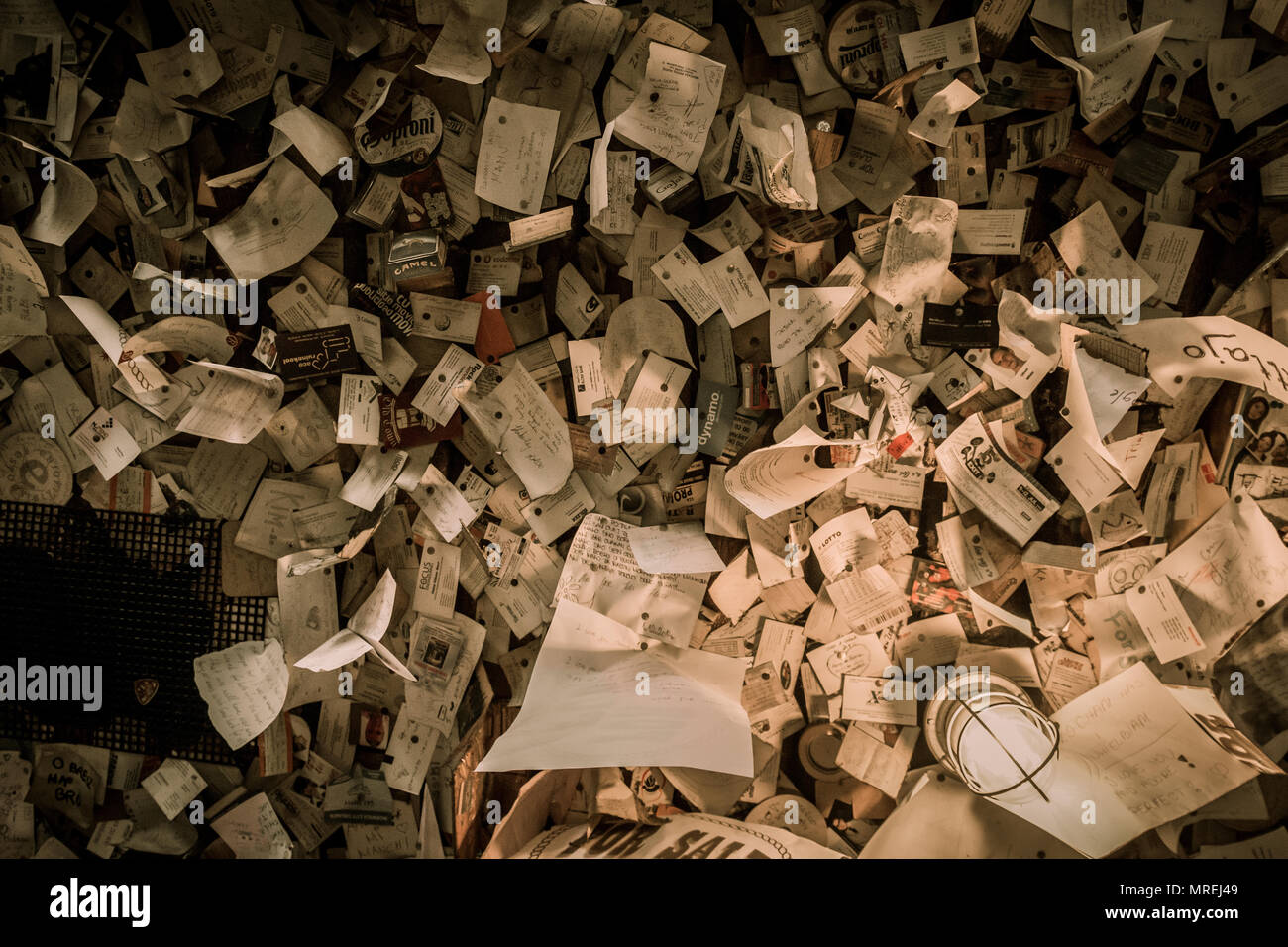 Scattered papers hi-res stock photography and images - Alamy
