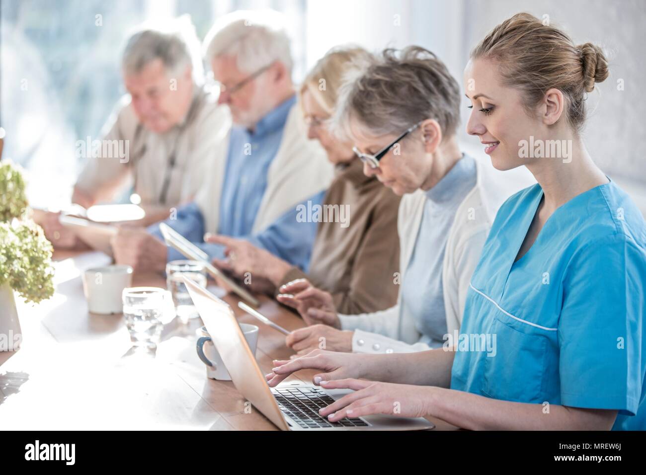 Seniors learning computer skills hi-res stock photography and images ...