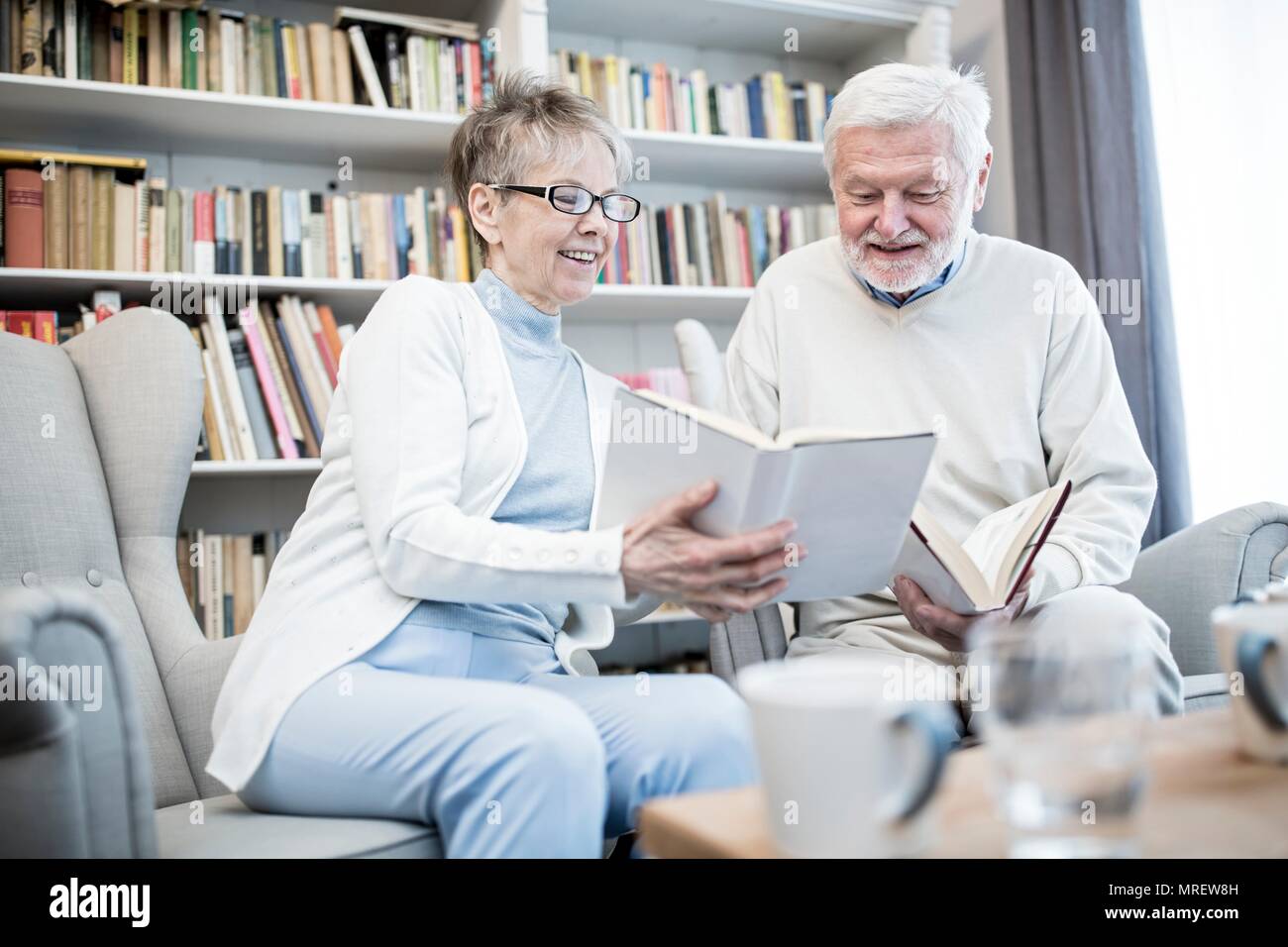 Two people reading books hi-res stock photography and images - Alamy