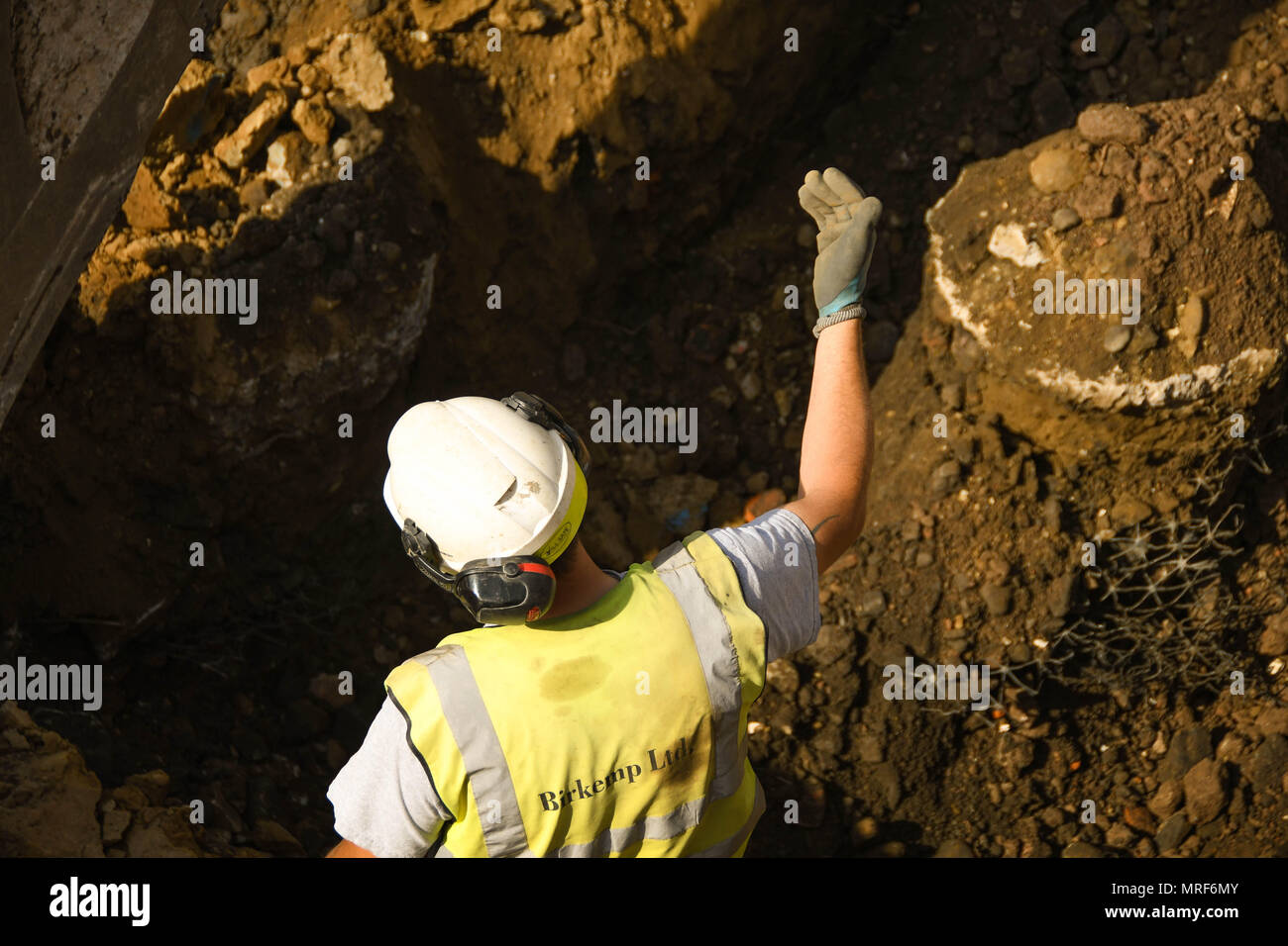 Worker operative hi-res stock photography and images - Alamy