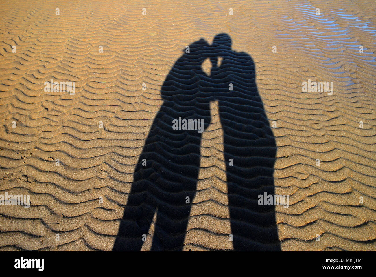 Two shadow kissing hi-res stock photography and images - Alamy