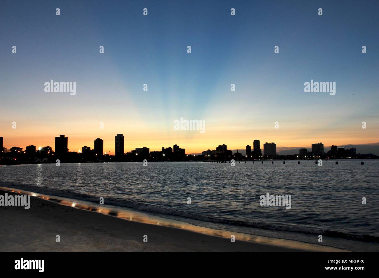 Chicago skyline hi hi-res stock photography and images - Alamy