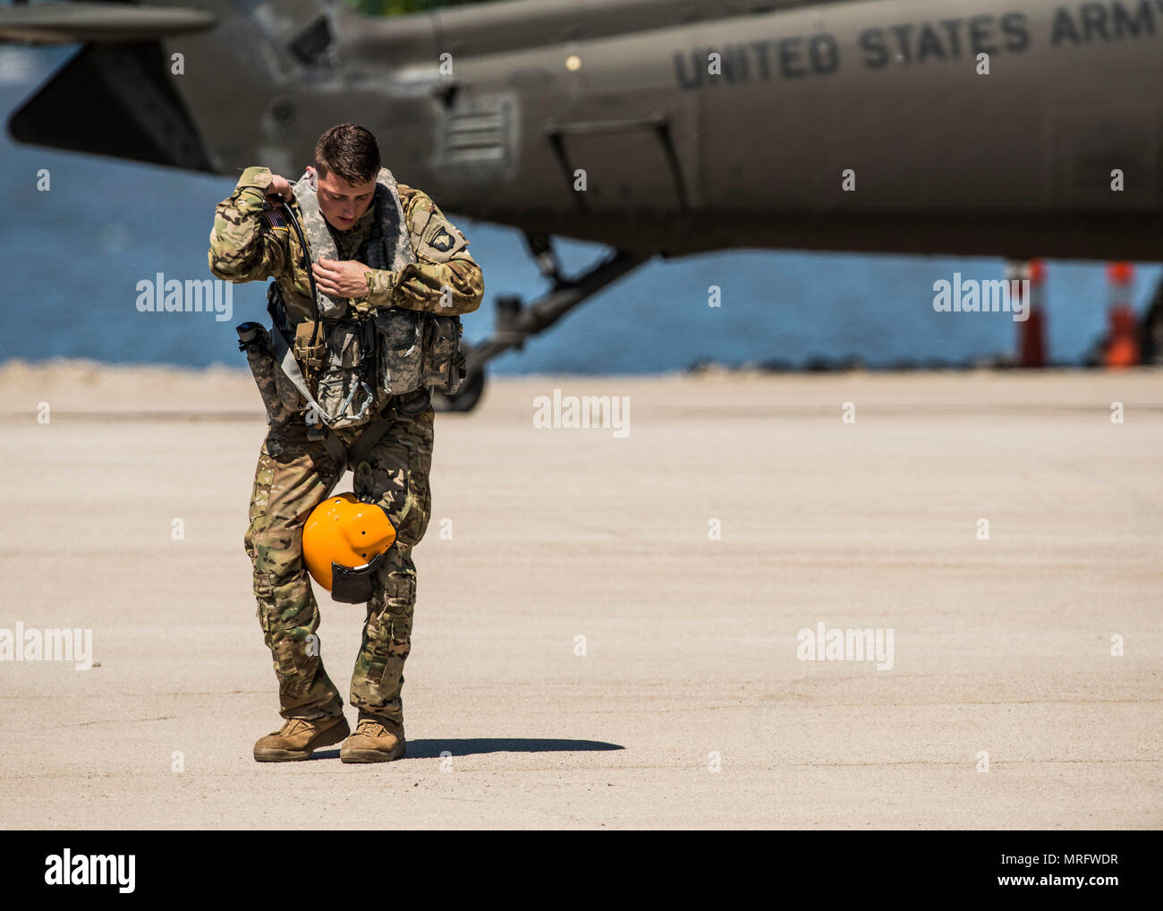 A U.S. Army member of the 6-101st Aviation Regiment from Fort Campbell ...