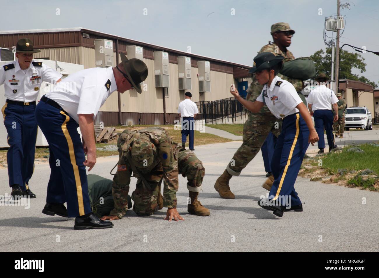 U.S. Army Drill Sergeants assigned to Foxtrot 1st Battalion 34th ...