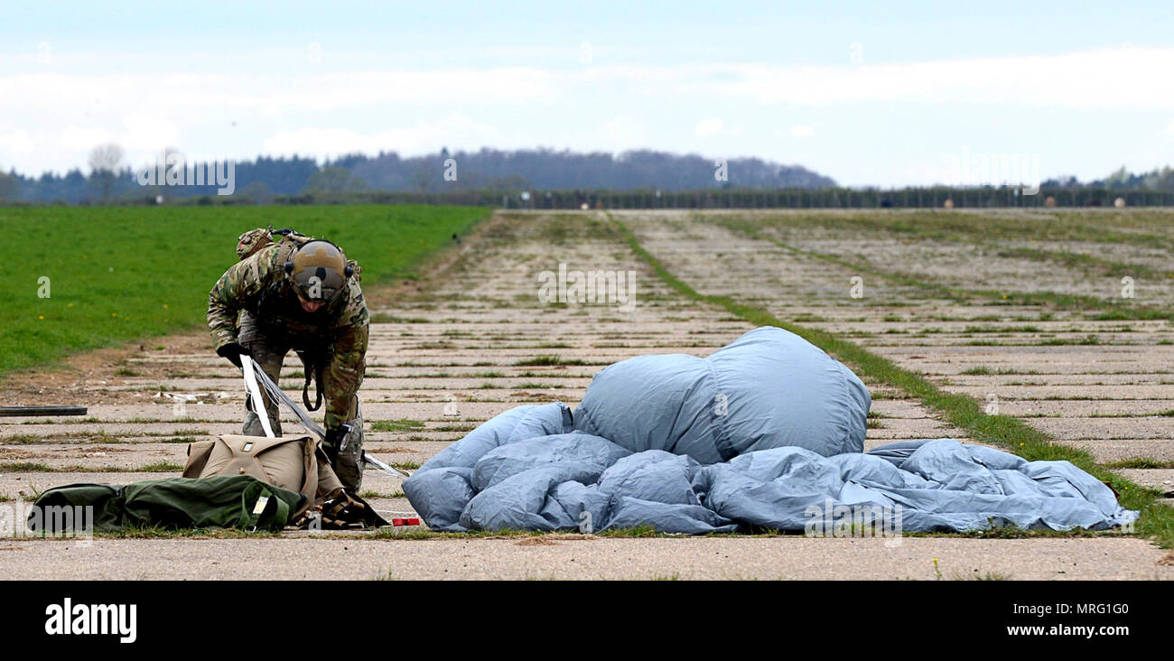 A U.S. Air Force Air Commando, assigned to the 321st Special Tactics ...