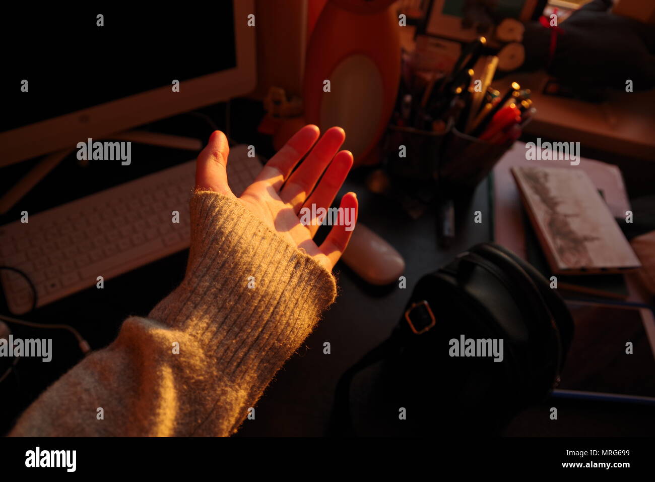Hand catch fingers palm hi-res stock photography and images - Alamy
