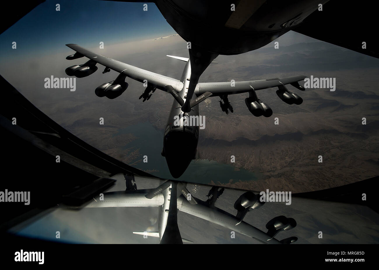 Usaf bomber refueling in flight hi-res stock photography and images - Alamy