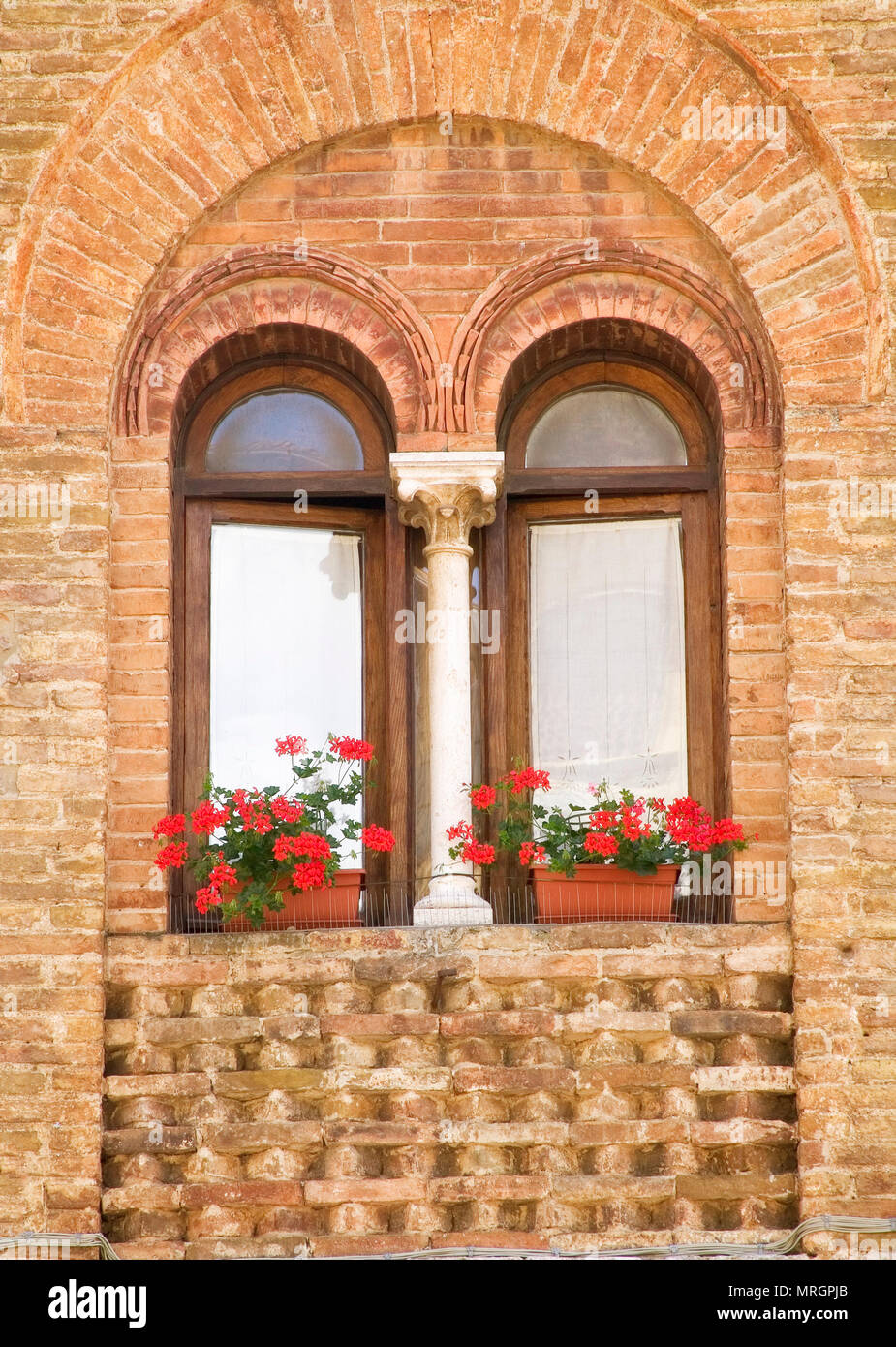 Arched flowers hi-res stock photography and images - Alamy