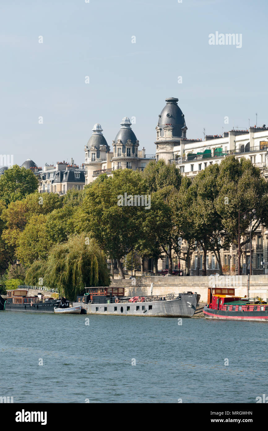 Parisbarge garbage collector hi-res stock photography and images - Alamy