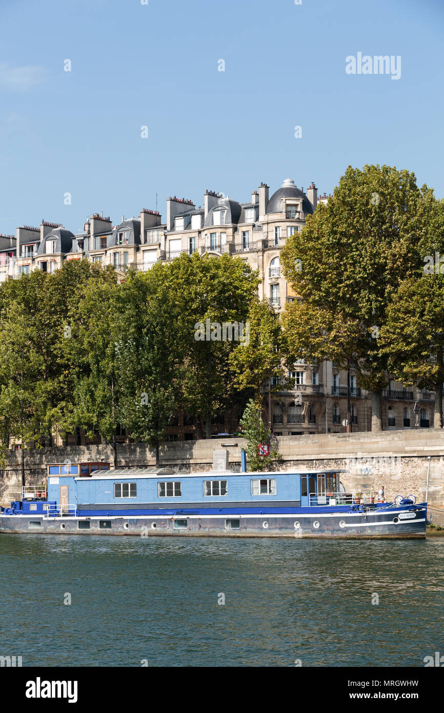 Parisbarge garbage collector hi-res stock photography and images - Alamy