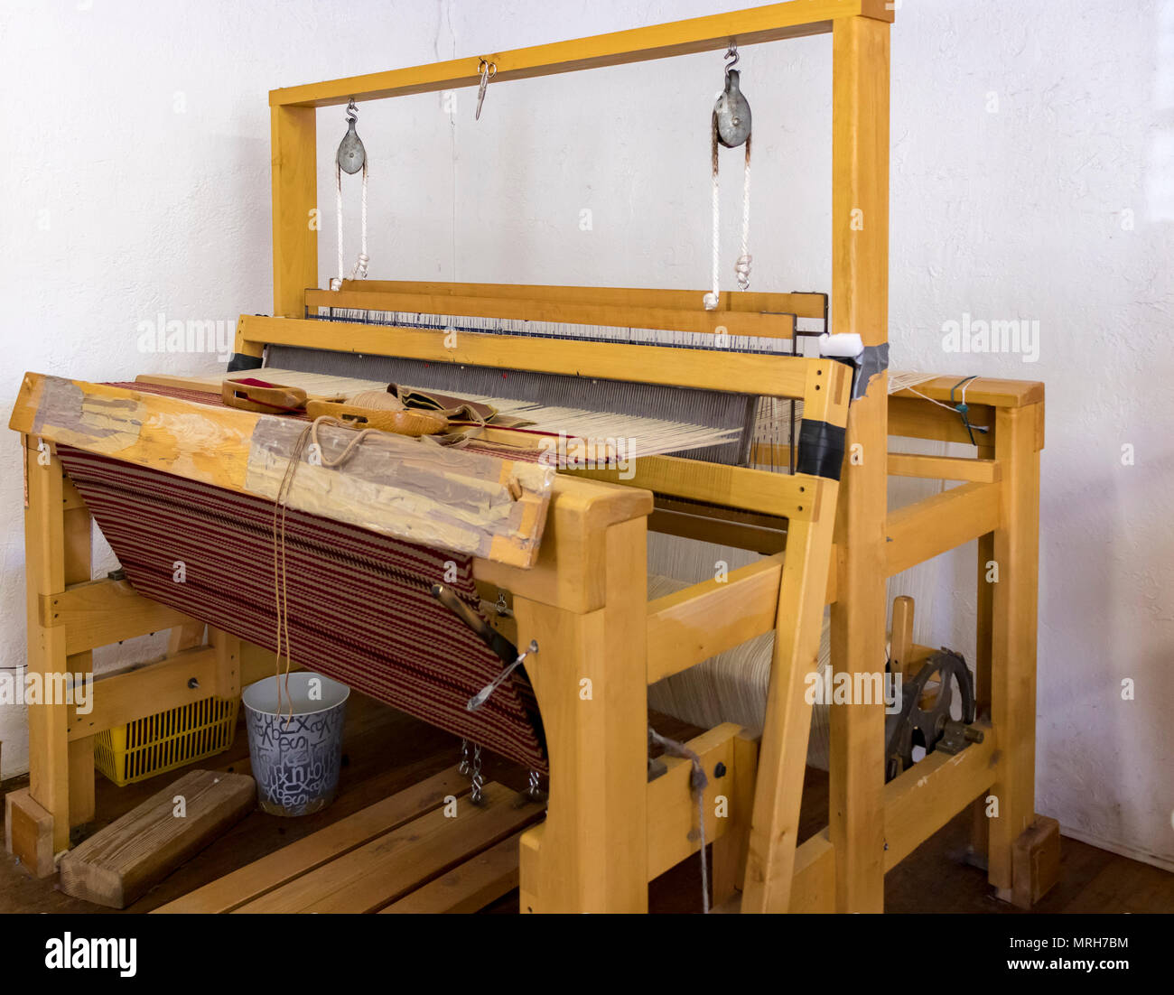 Textile looms weaving cotton yarn hi-res stock photography and images ...
