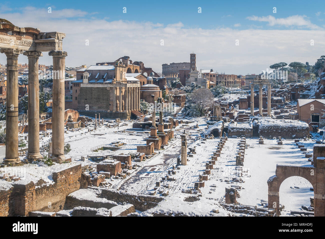 The roman colosseum landmark famous ruins hi-res stock photography and ...