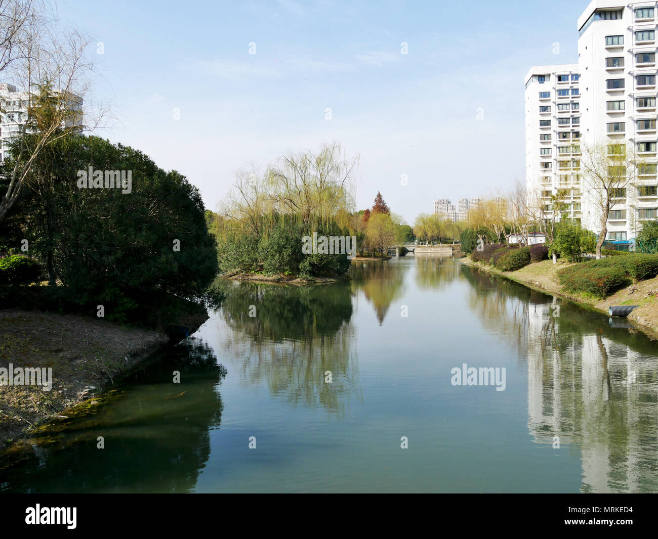 House beside lake hi-res stock photography and images - Alamy