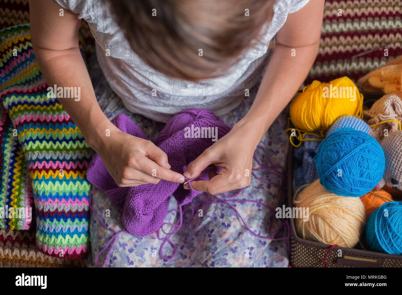 Person knitting hi-res stock photography and images - Alamy