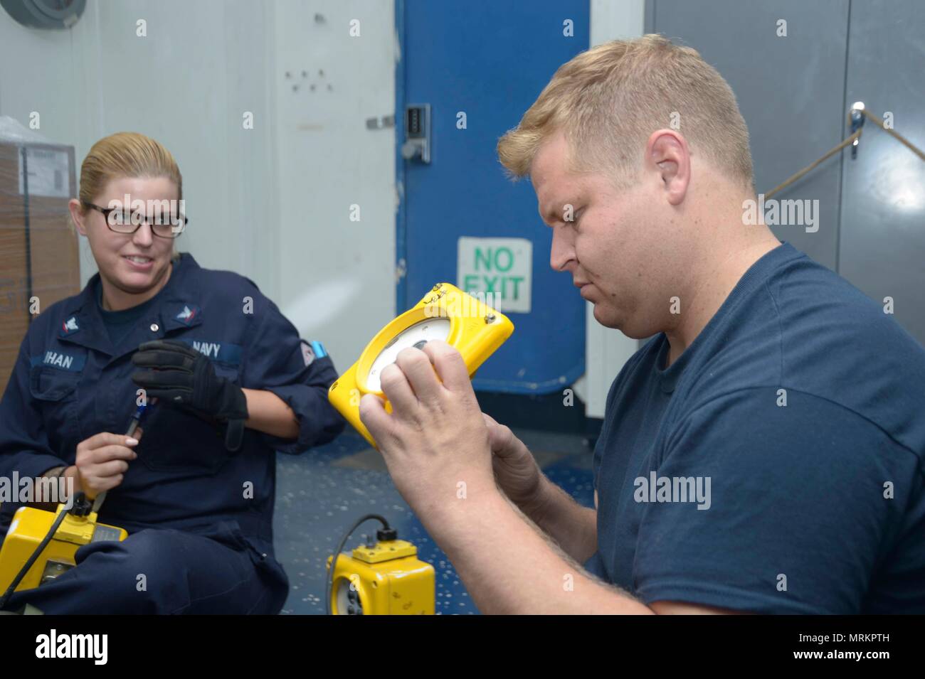 170620-N-NB142-020 PACIFIC OCEAN (June 20, 2017) Electrician’s Mate 3rd ...