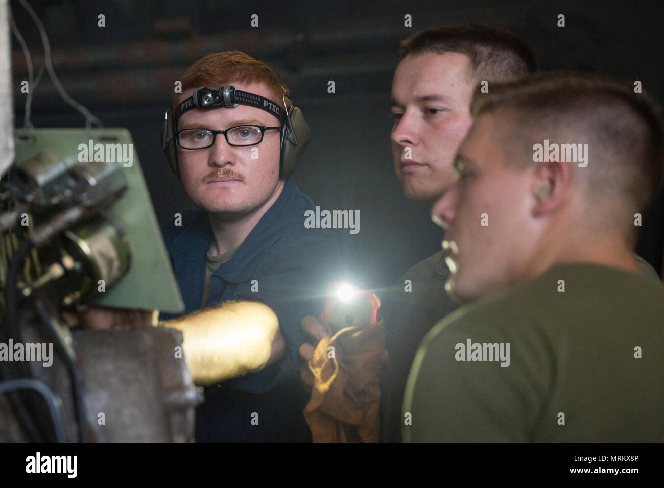 Assault Amphibious Vehicle mechanics with the 31st Marine Expeditionary ...