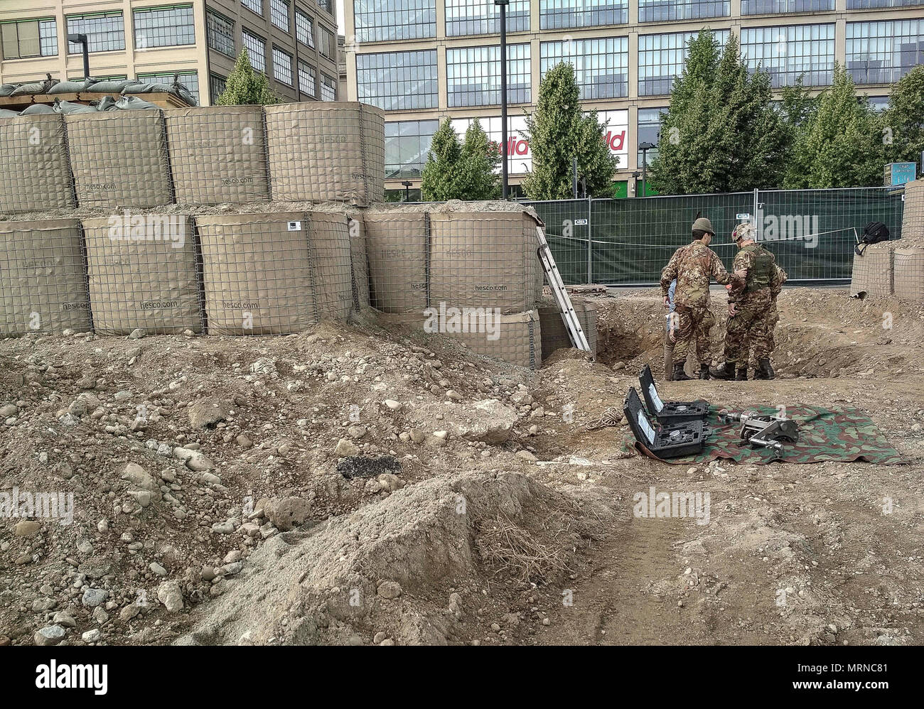 Defusing a bomb hi-res stock photography and images - Alamy