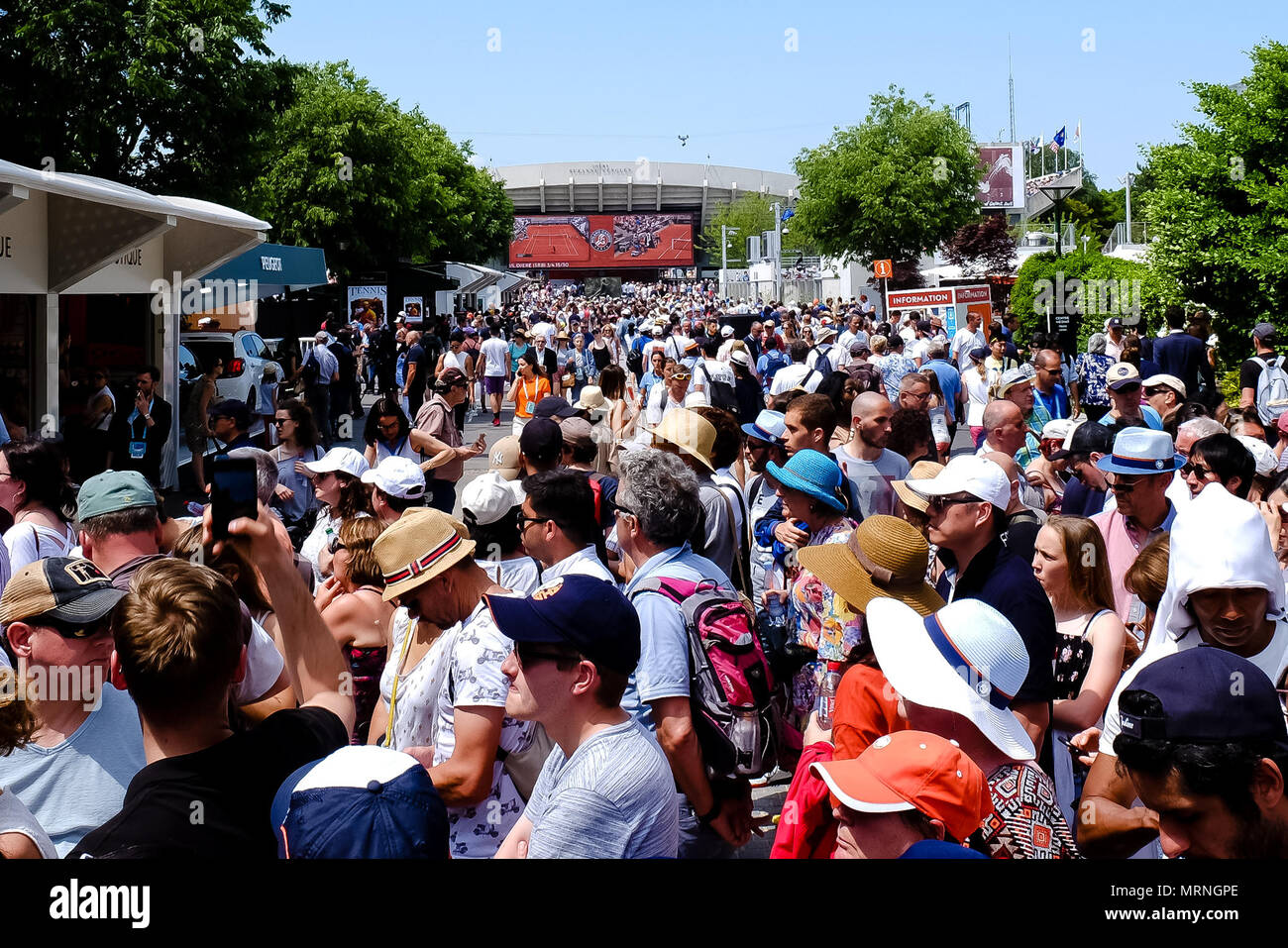 Paris, France. 27th May, 2018. A big crowd of tennis fans walk through ...