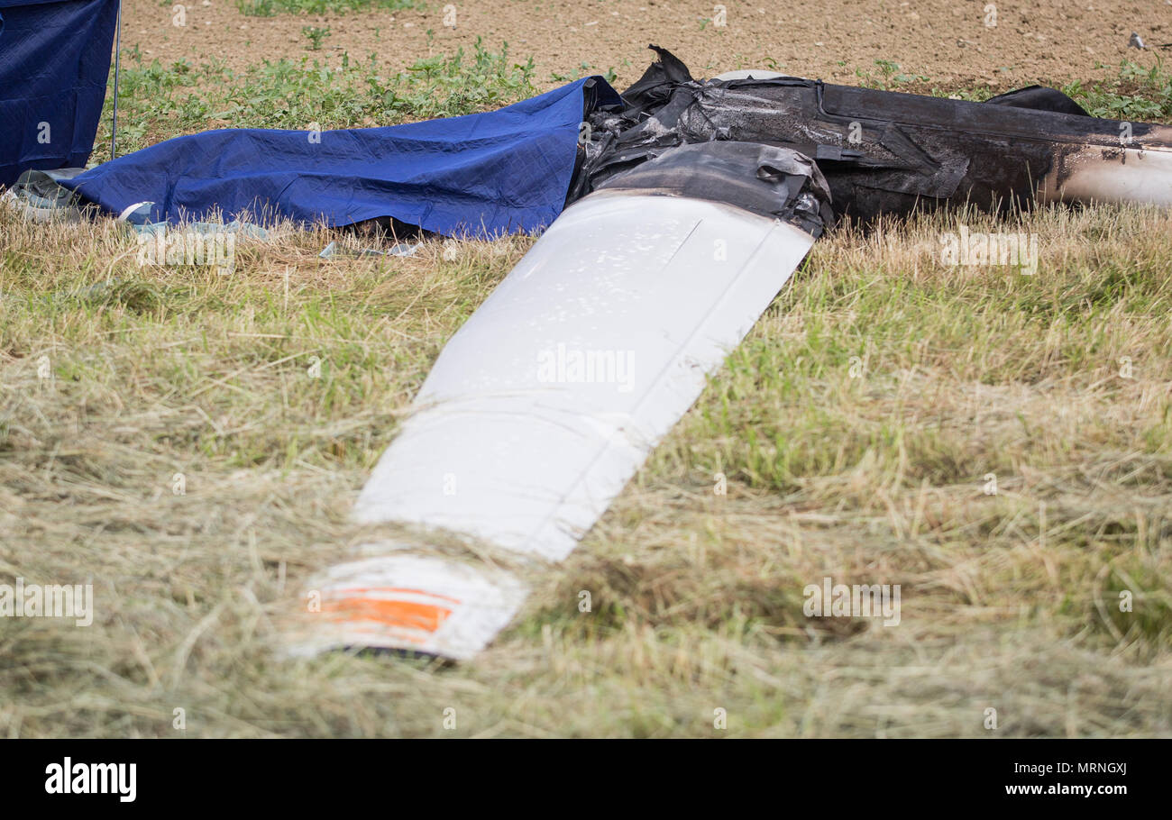 Crashed light aircraft hi-res stock photography and images - Alamy