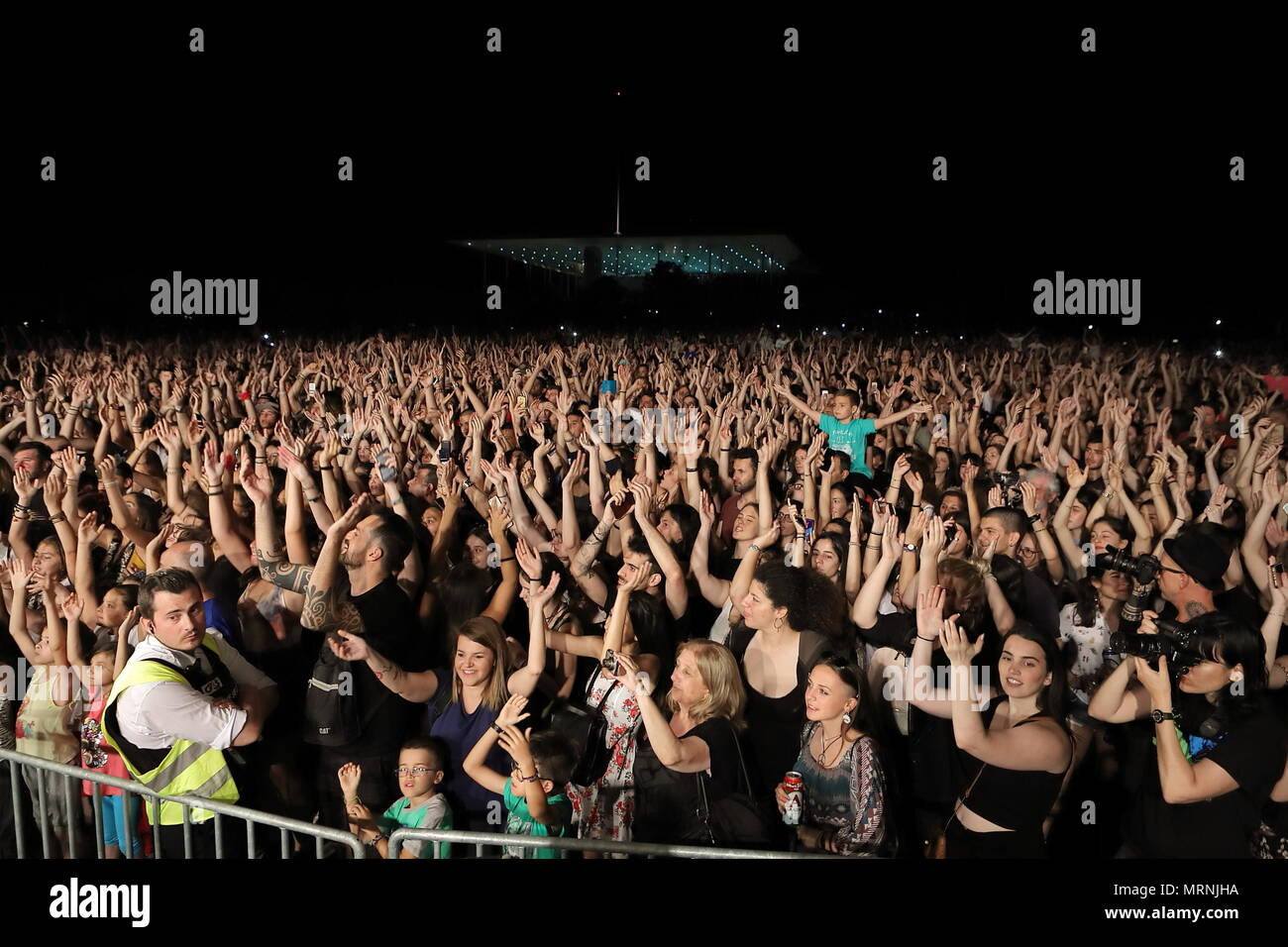 000 people attend concert hi-res stock photography and images - Alamy