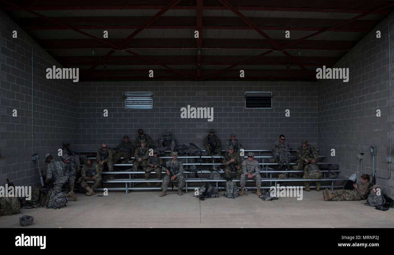 U.S. Army Reserve Soldiers with the with the 300th Military Police ...