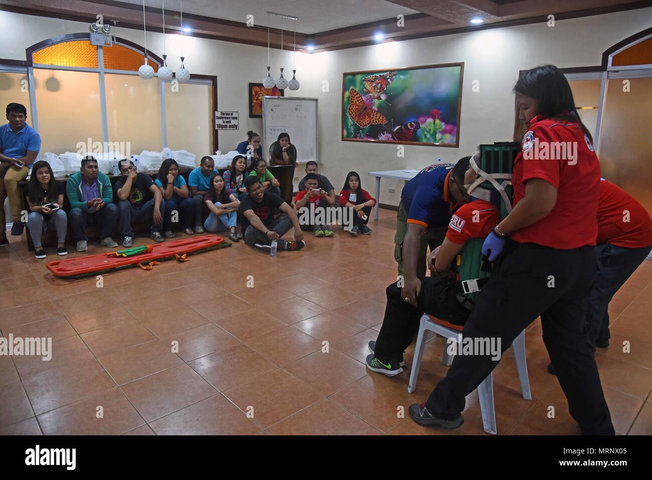 A Red Cross Emergency Response Unit from Cebu City demonstrates how to ...