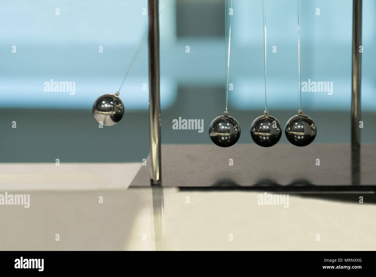 Moving metal balls hi-res stock photography and images - Alamy