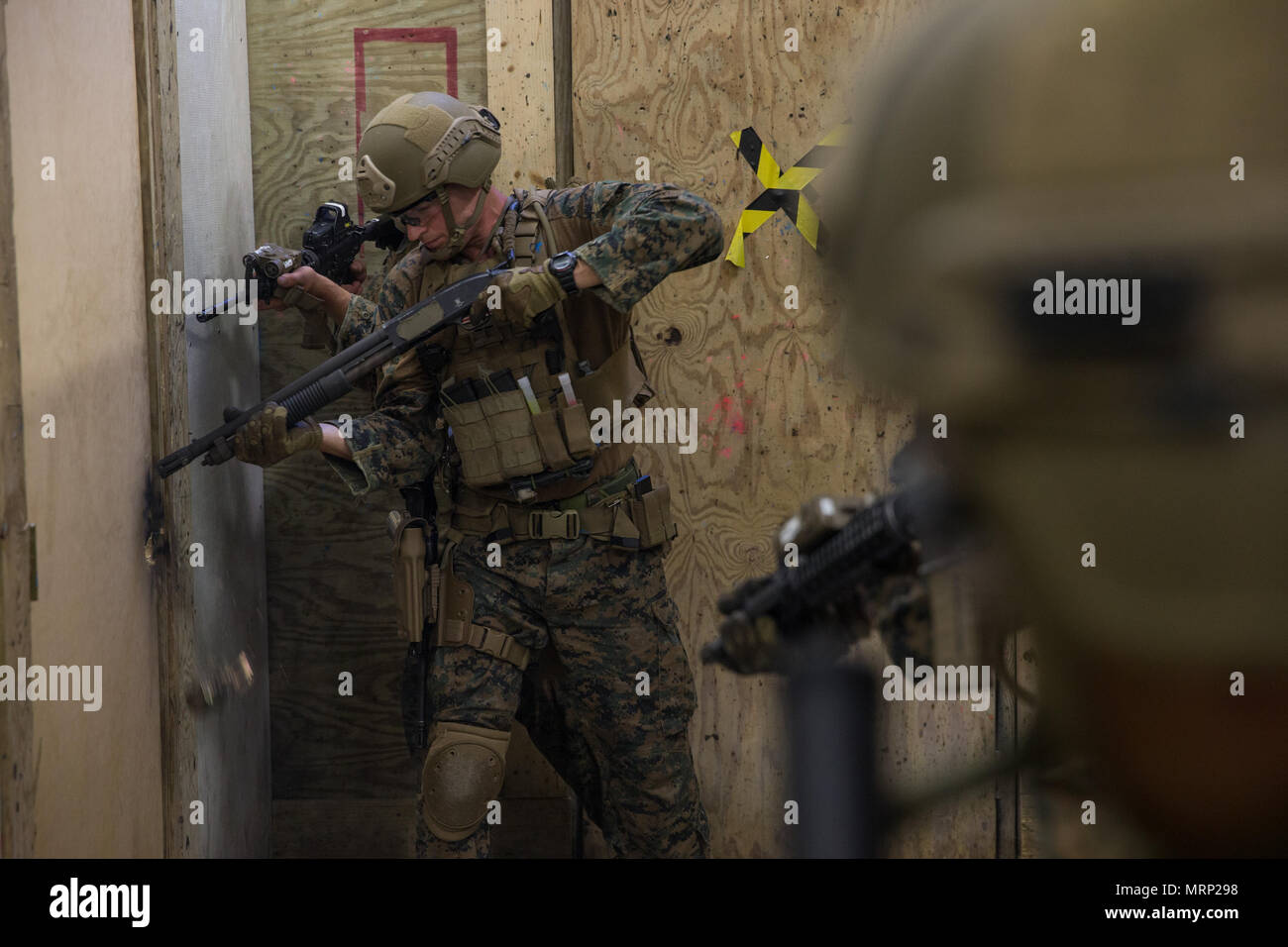 Breaching door tactics hi-res stock photography and images - Alamy
