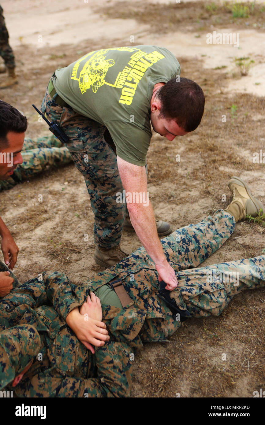 Marines with Marine Air Control Squadron (MACS) 1 practice tactical ...