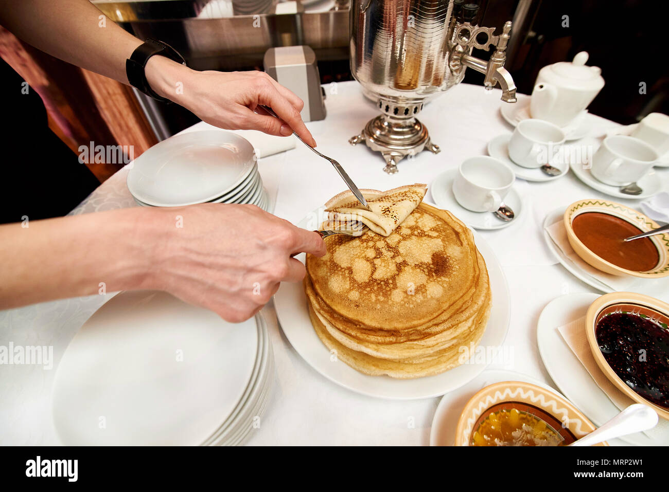 Plate stand hi-res stock photography and images - Alamy