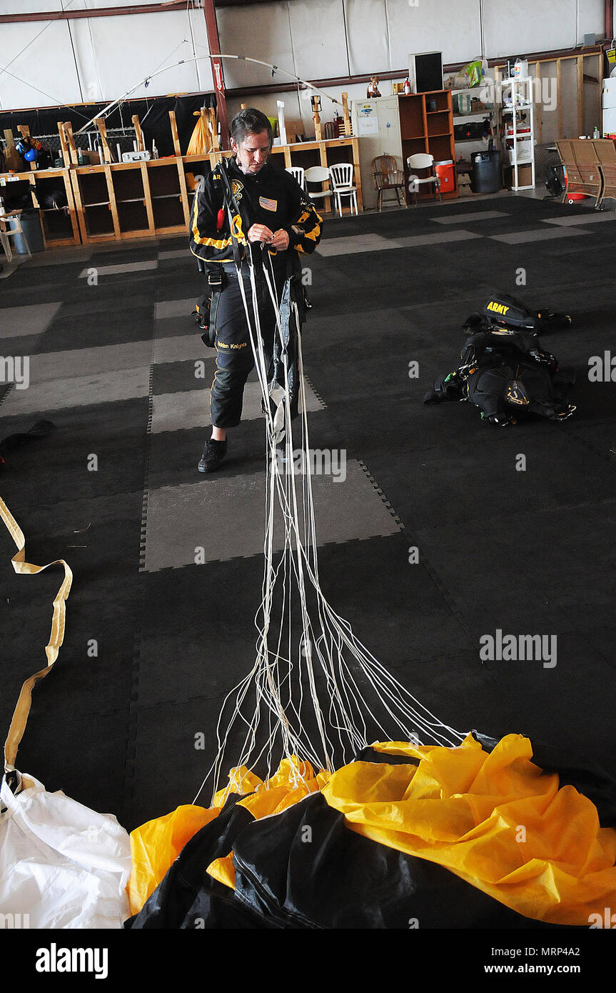 Sgt. 1st Class Jennifer Espinosa, U.S. Army Golden Knights Parachute ...