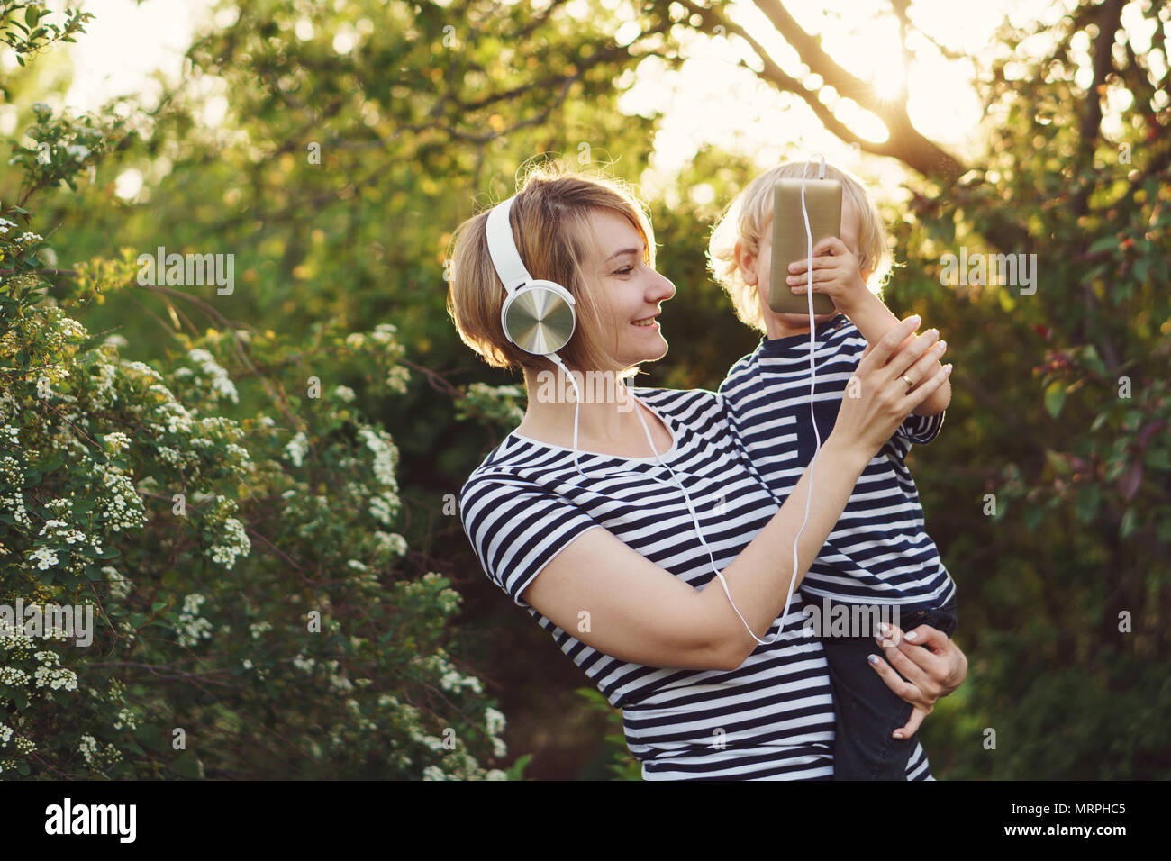 Woman holds child listen hi-res stock photography and images - Alamy