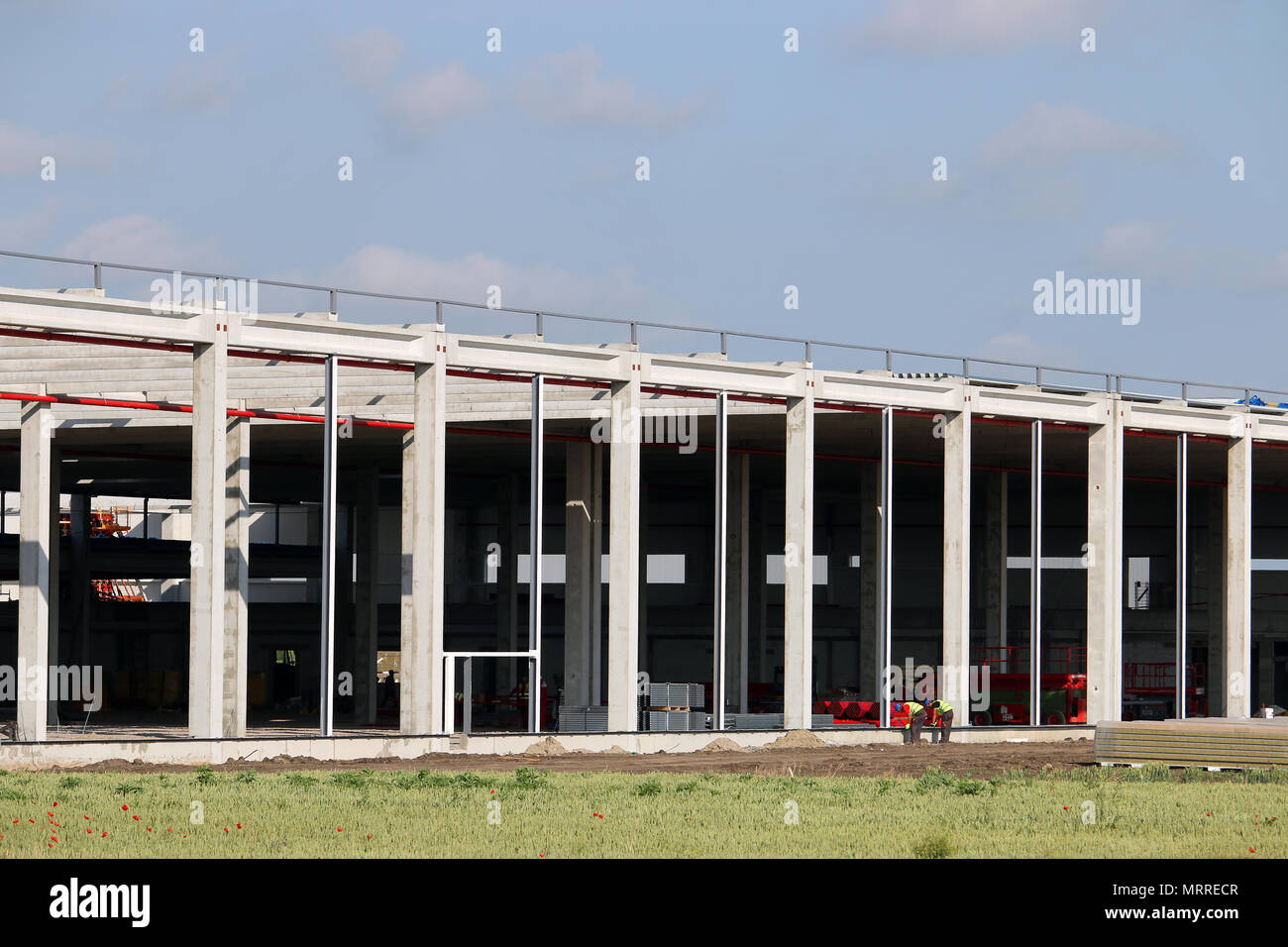 Construction workers building new structure hi-res stock photography ...