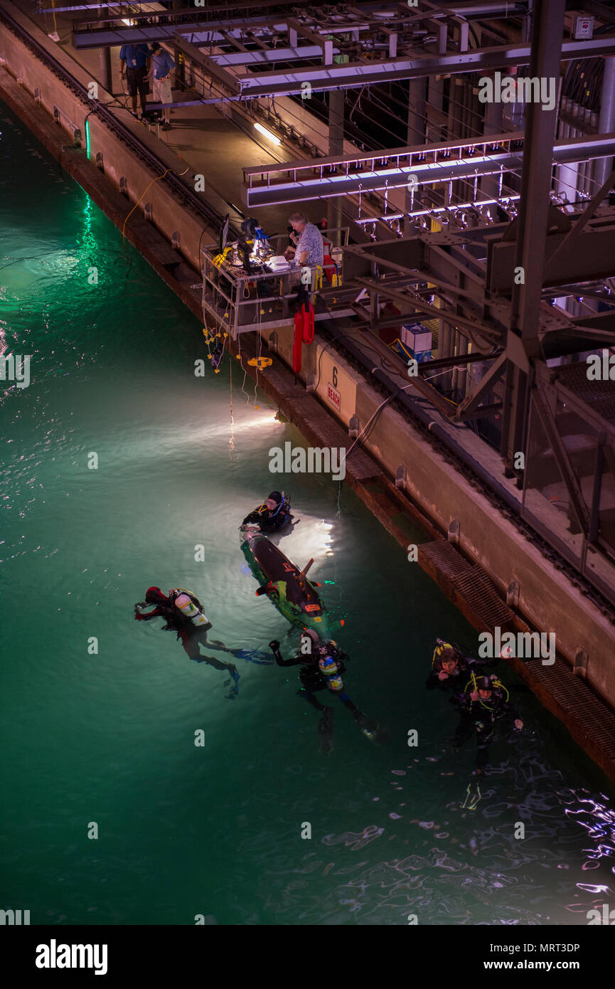 Submarines and submersibles hi-res stock photography and images - Alamy