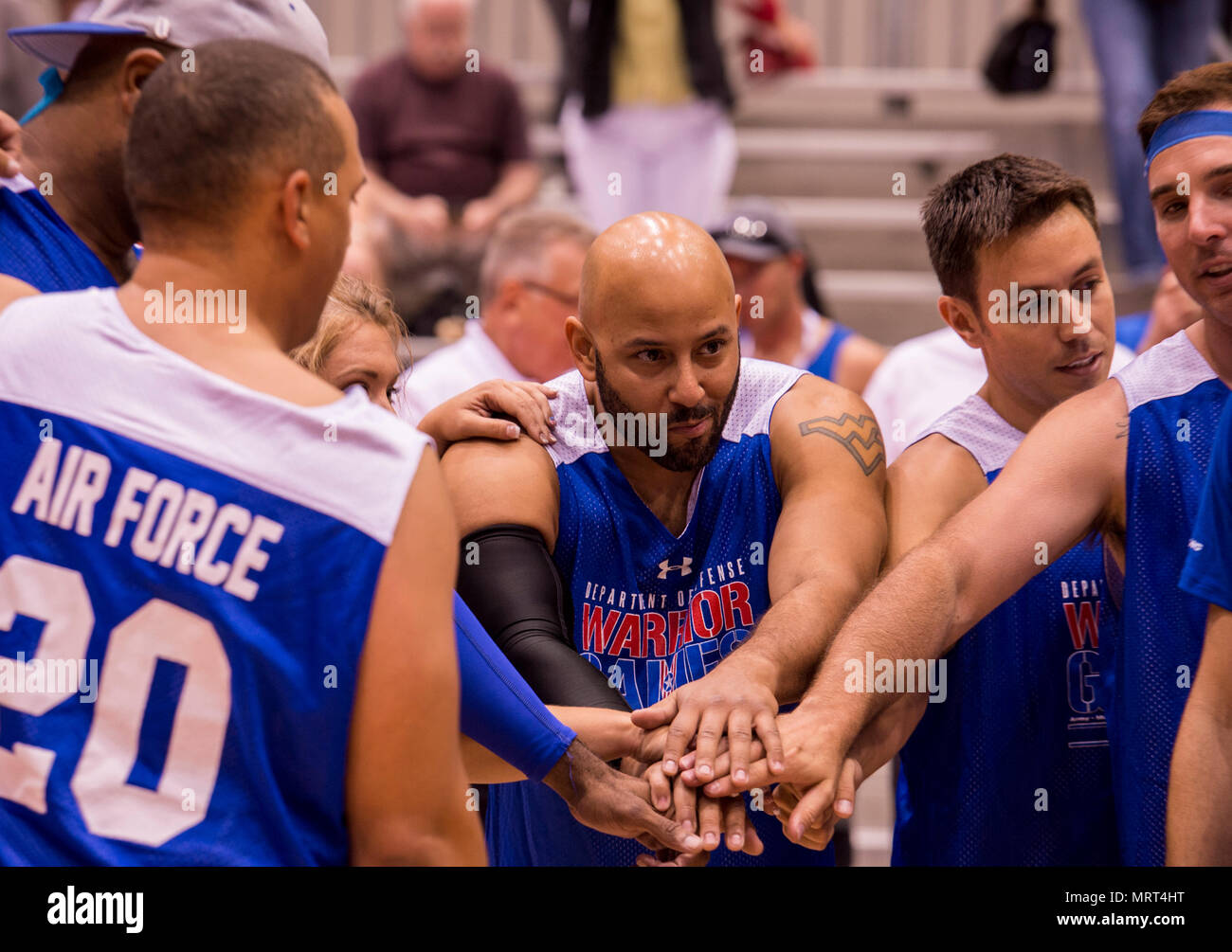 Wheelchair athletes in a huddle hi-res stock photography and images - Alamy