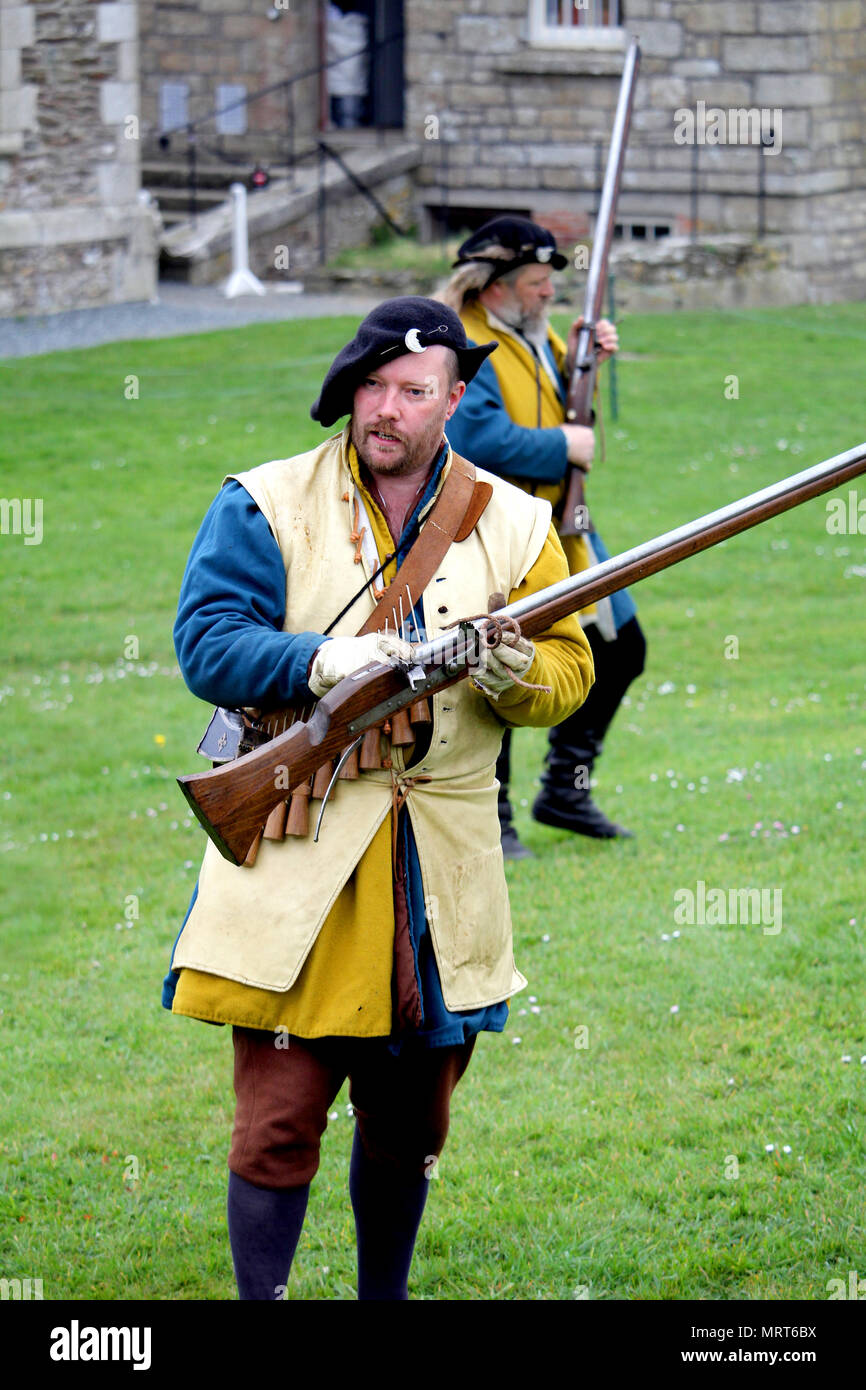 Actor in elizabethan costume hi-res stock photography and images - Alamy