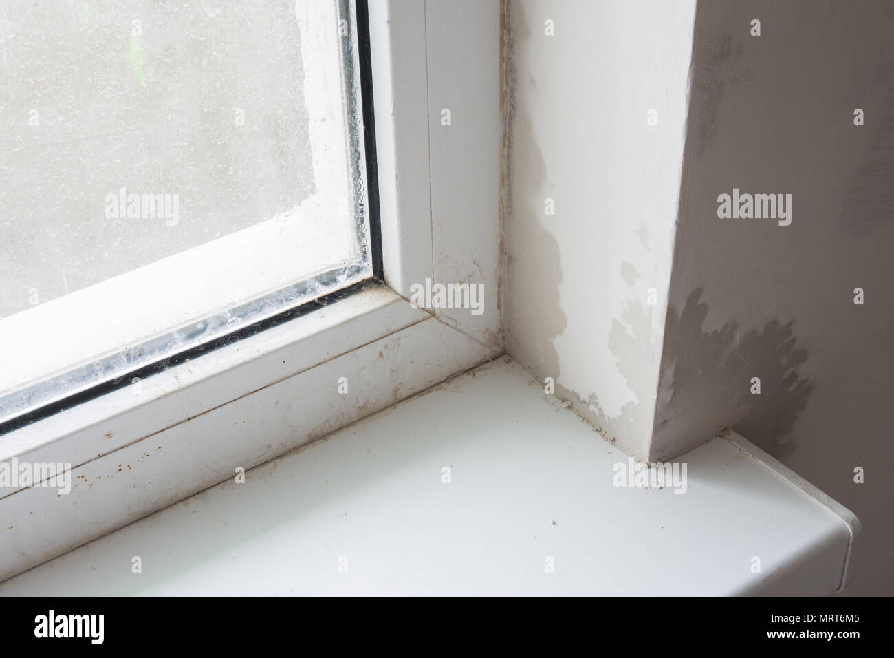 Poor installation of plastic windows, condensation and streaks on the ...