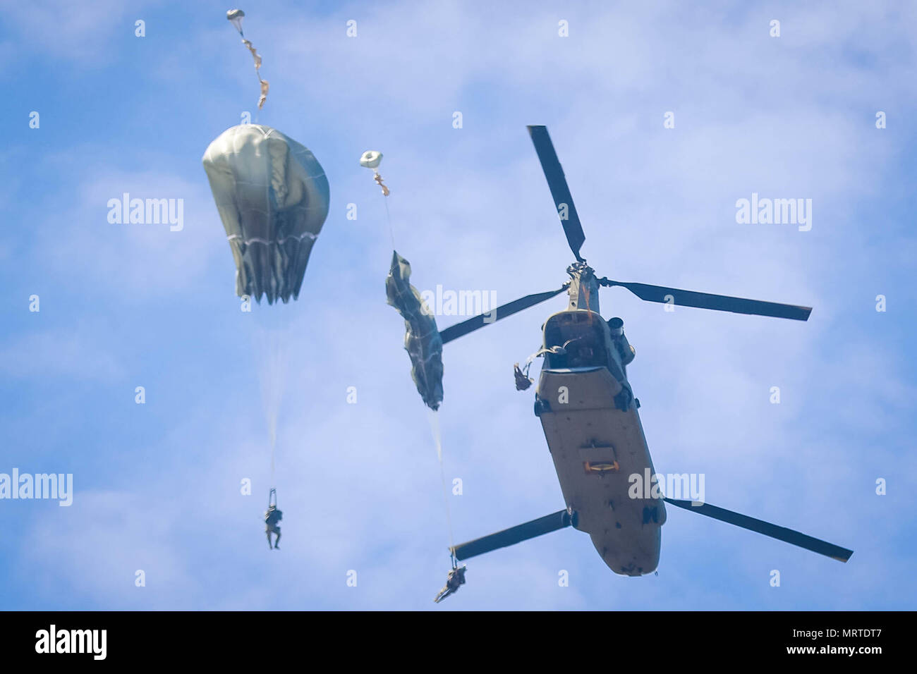 Parachutes open from soldiers hi-res stock photography and images - Alamy