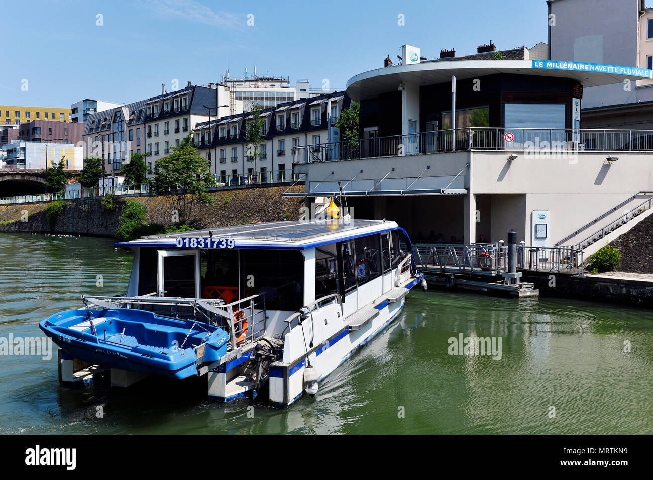 Shuttle boat on Canal d'Aubervilliers - Paris - France Stock Photo - Alamy