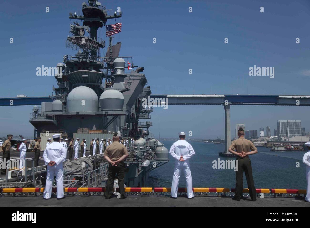 PACIFIC OCEAN – Marines and Sailors of the 15th Marine Expeditionary ...