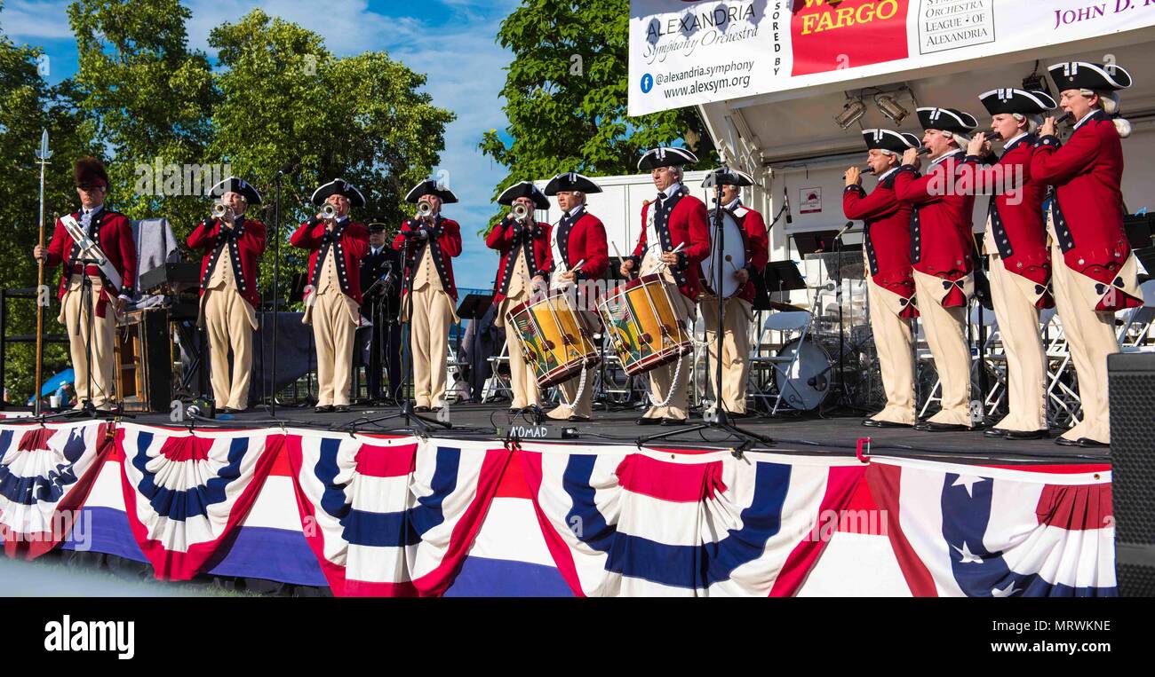 Soldiers with the U.S. Army Old Guard Fife and Drum Corps, assigned to ...
