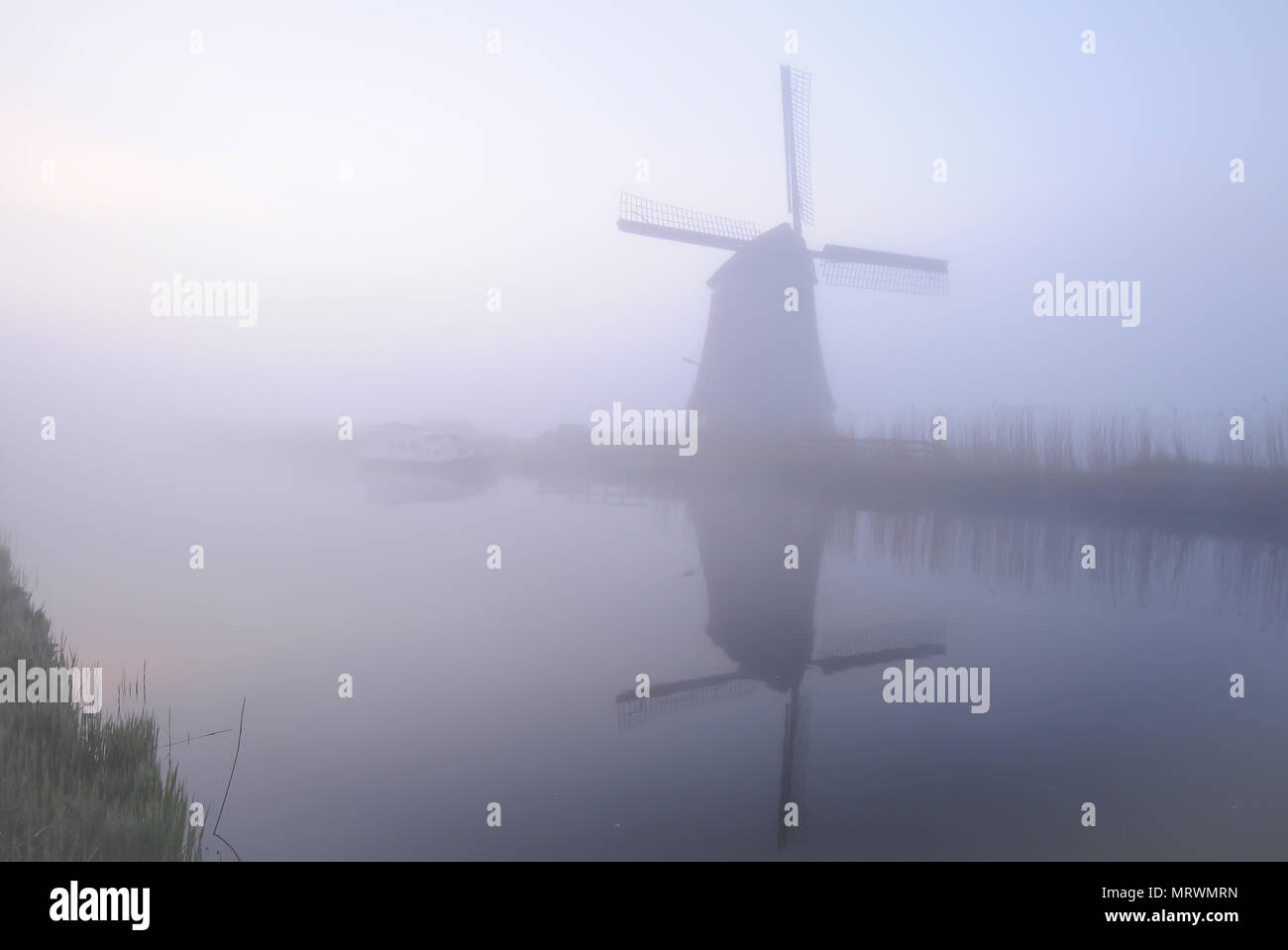 Fog on a canal hi-res stock photography and images - Alamy