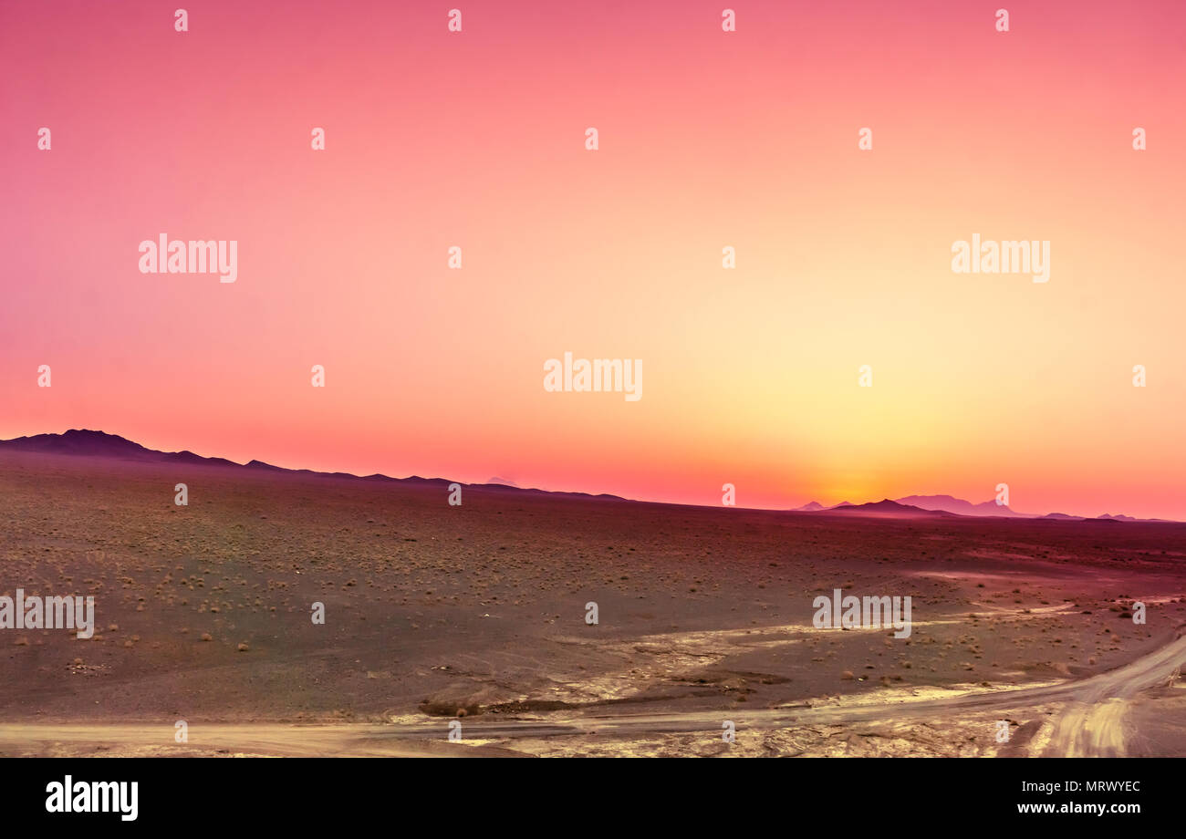 Pink dusk clouds desert hi-res stock photography and images - Alamy