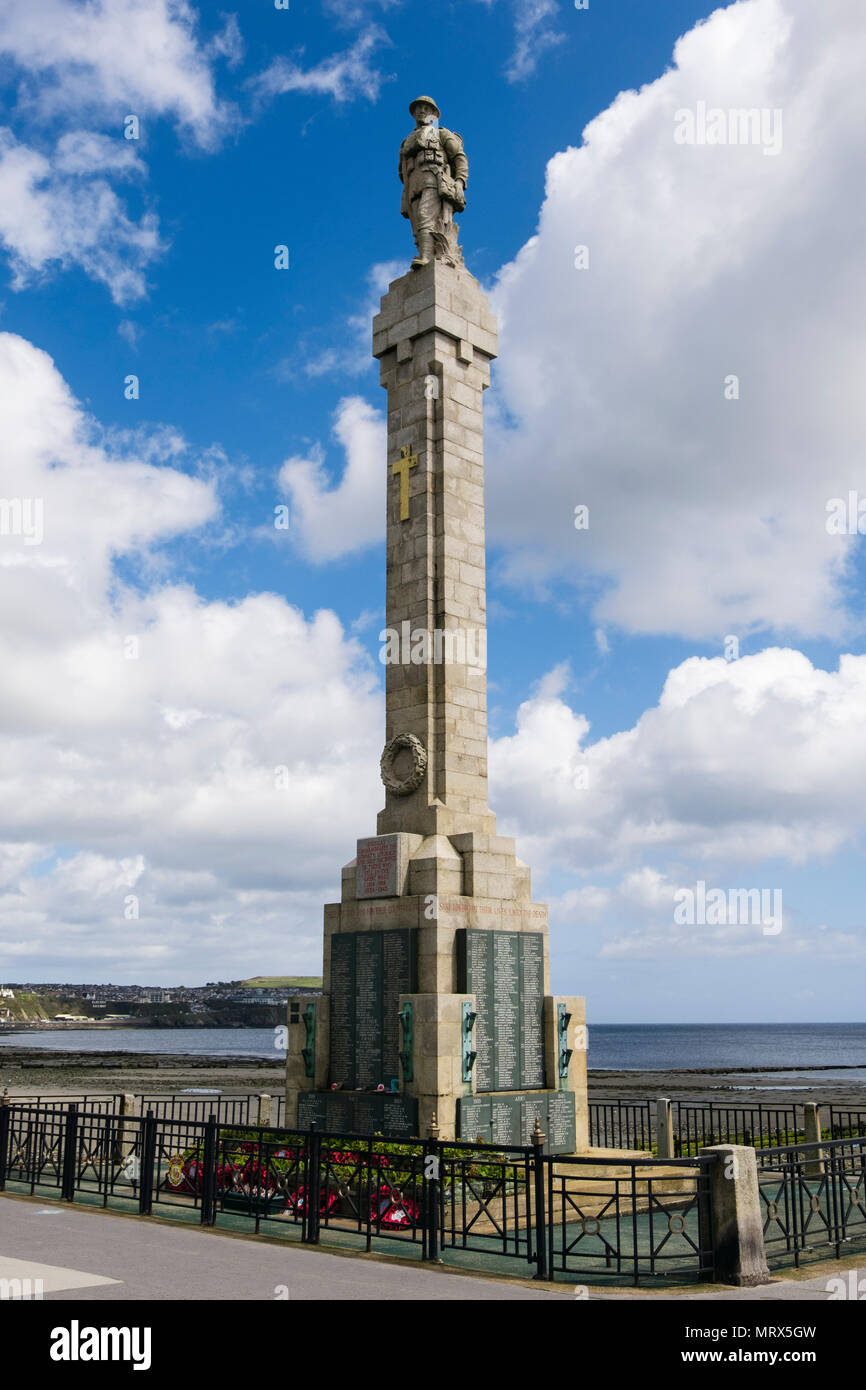 Soldier figure on War memorial monument column on the seafront. Harris ...