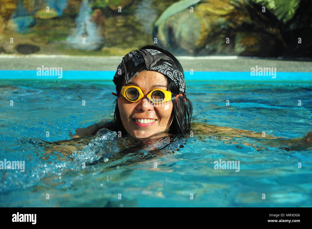 Mädchen pool baden hi-res stock photography and images - Alamy